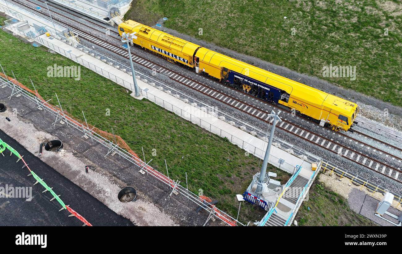 Aerial view of a yellow train at EWR Winslow Station Stock Photo - Alamy