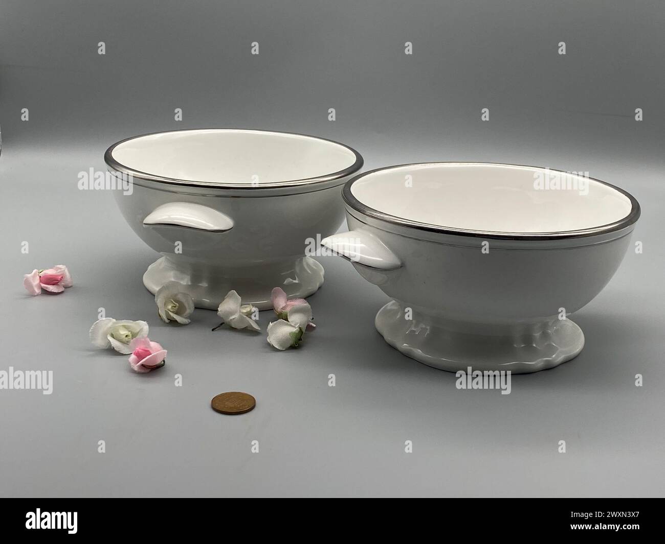 Stacked white dishes hi-res stock photography and images - Alamy