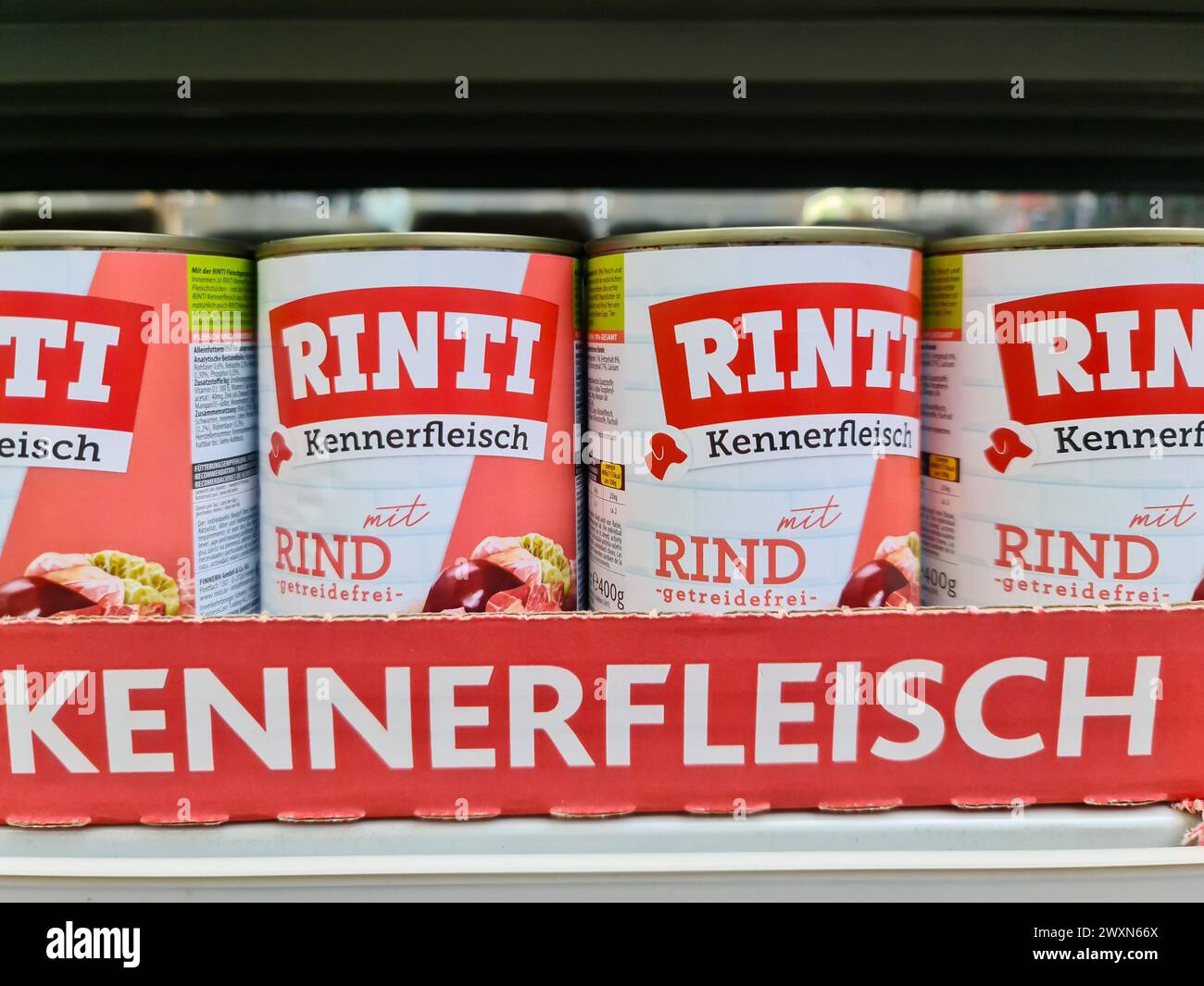 Tins of dog food on shelf hi-res stock photography and images - Alamy