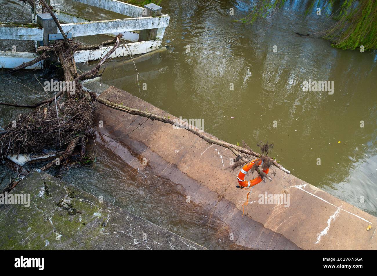 Cookham, Berkshire, UK. 1st April, 2024. Following heavy rain and ...