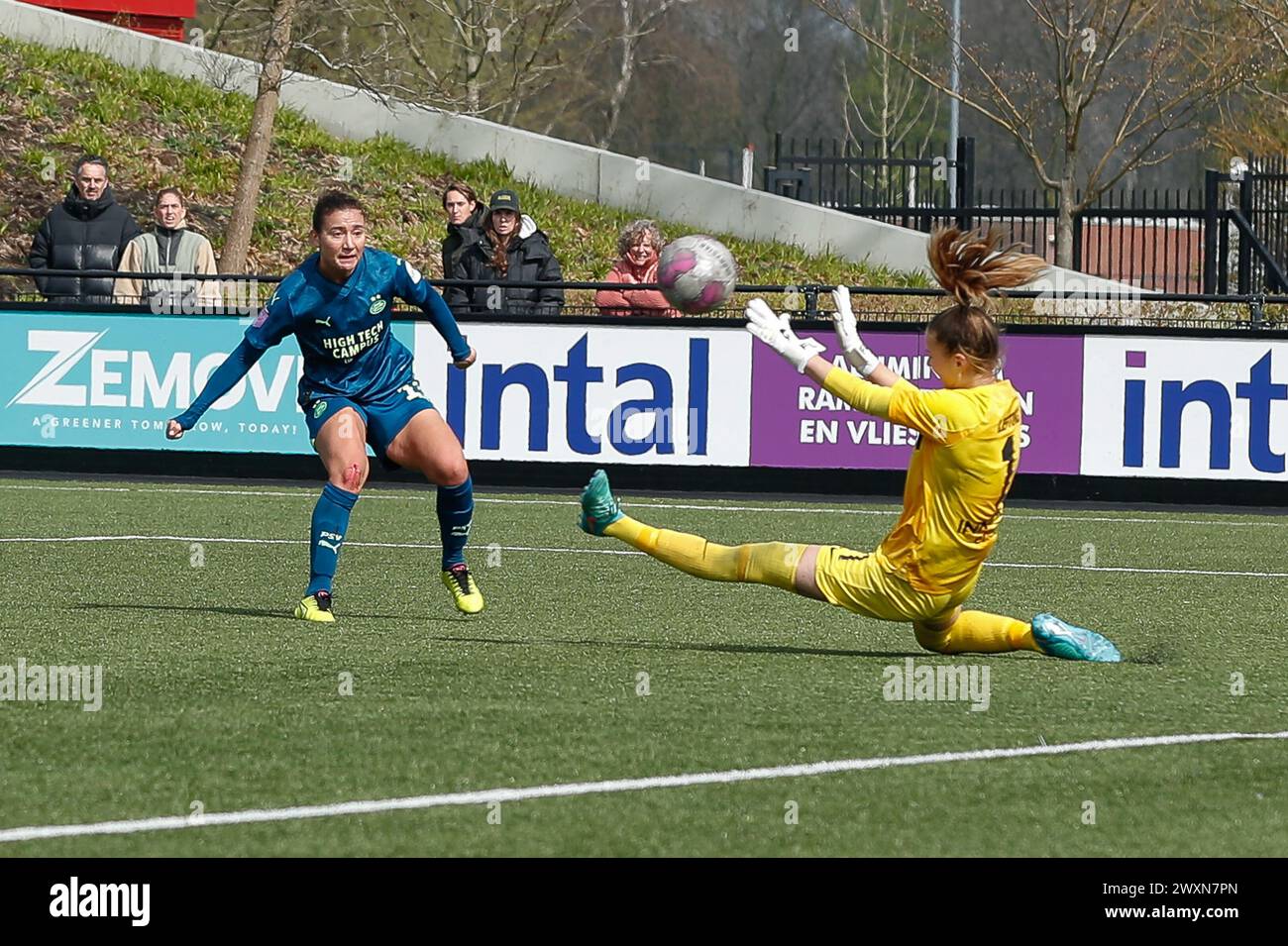 Femke liefting goalkeeper of az hi-res stock photography and images - Alamy