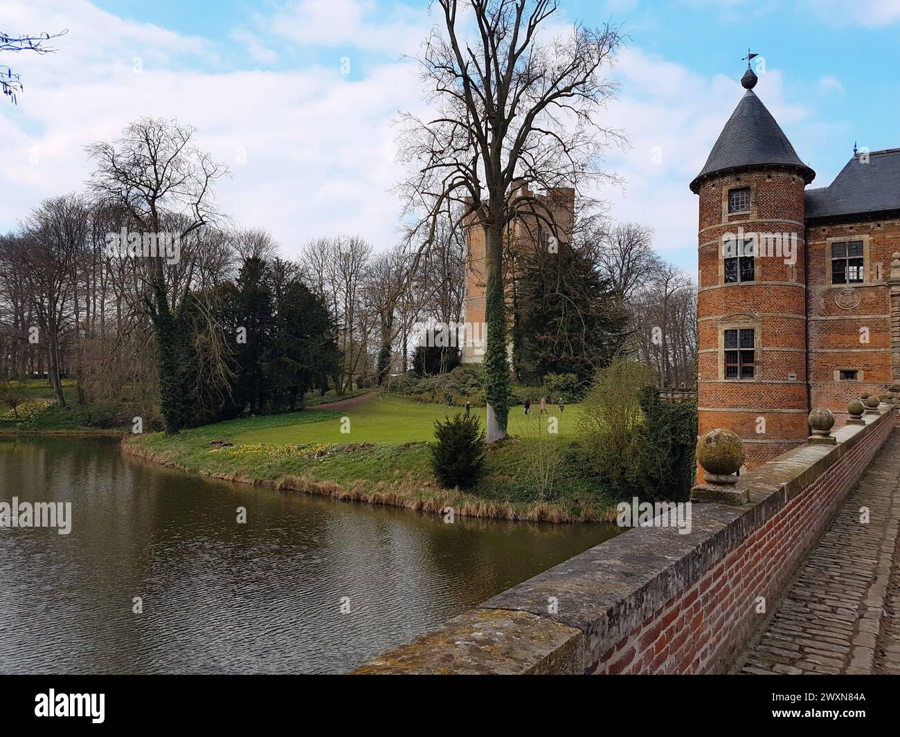 Crossing moat hi-res stock photography and images - Alamy