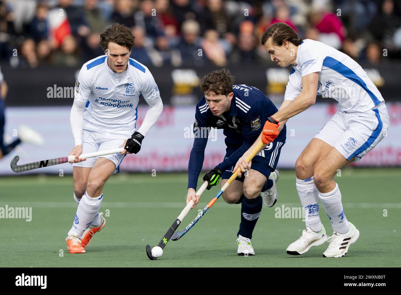 AMSTELVEEN - Boris Aardenburg (Pinoke) in action against Mats Marree ...