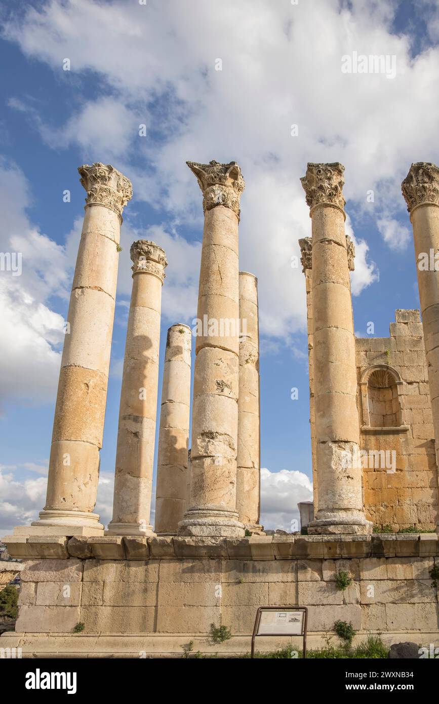 temple of zeus at the the greco-roman ruins of jerash in jordan Stock ...