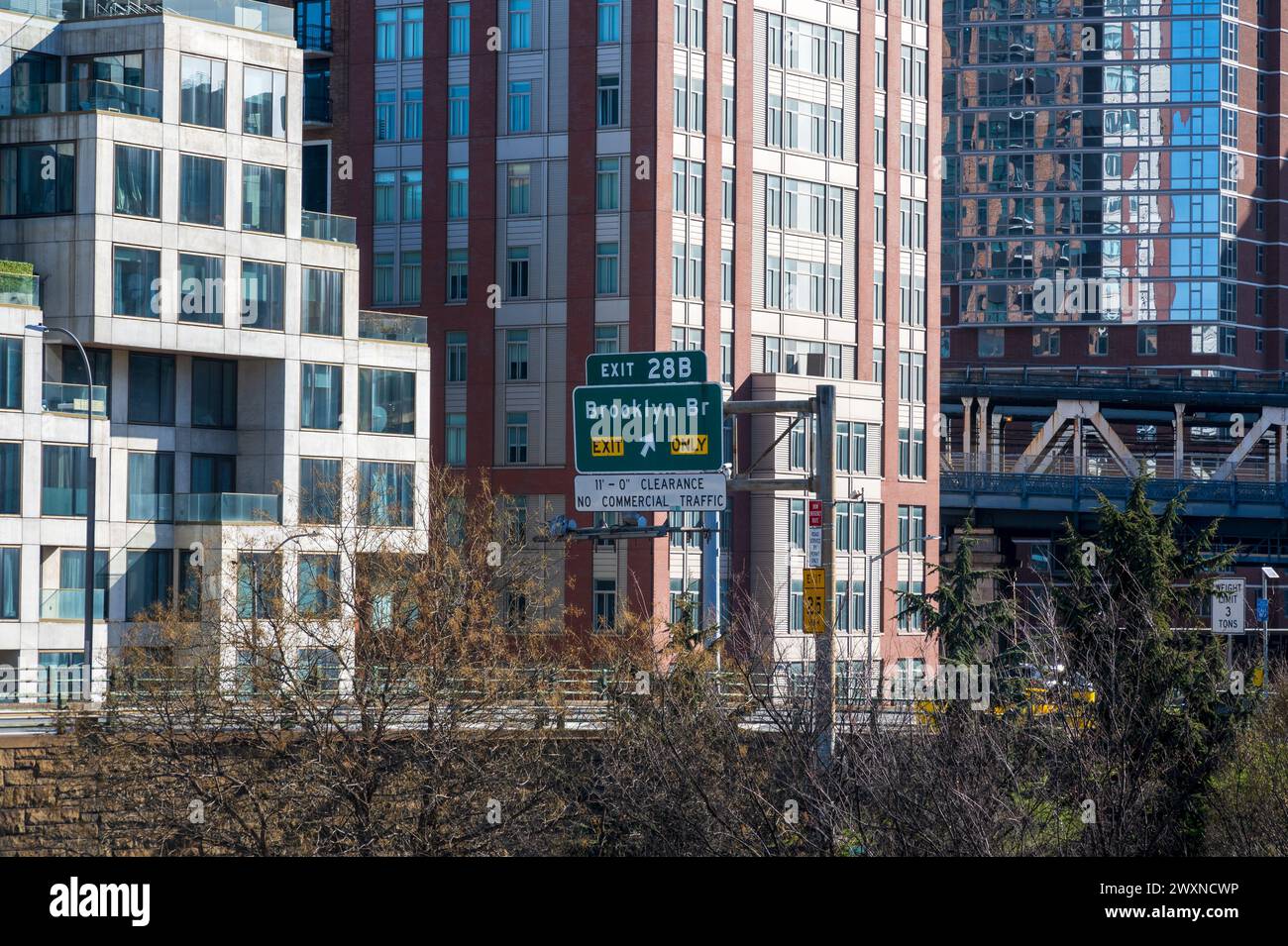 Exit road traffic sign 28 for Brooklyn Bridge New York, USA Stock Photo ...