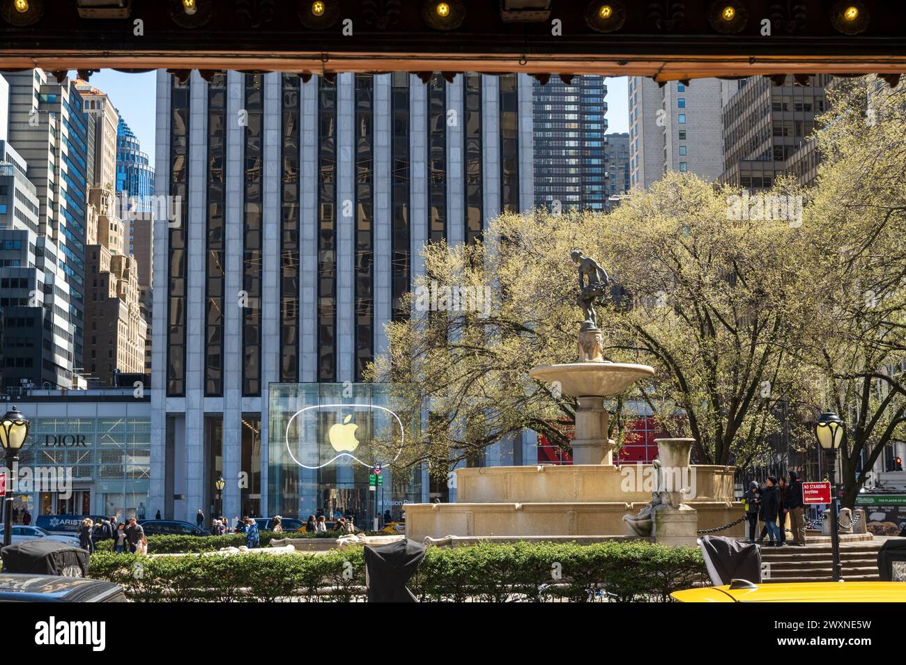 View of the Pulitzer Fountain and the Apple shop on 5th Avenue New York ...
