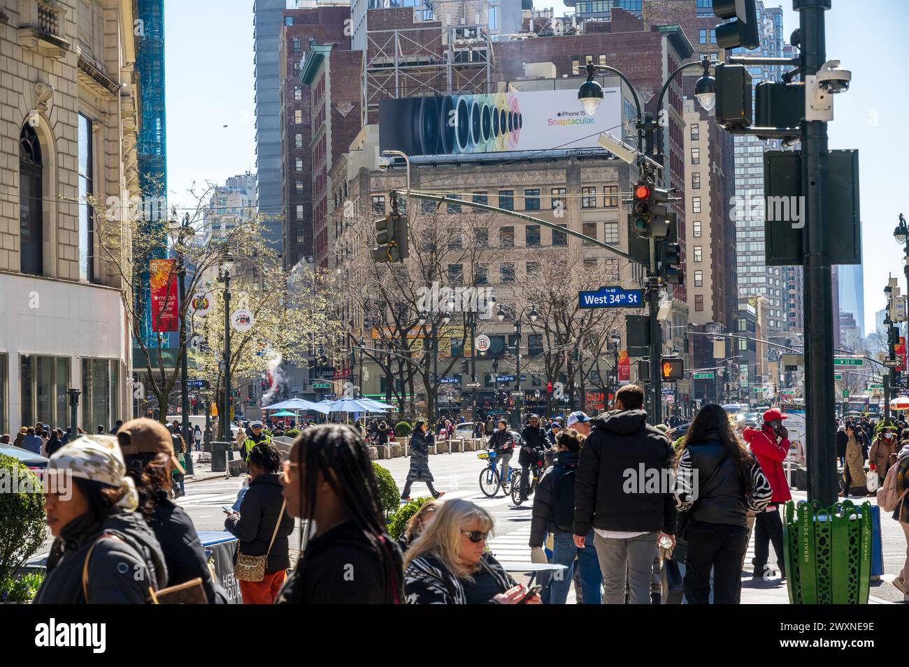 The bustling city of Manhattan New York the city that never sleeps in ...