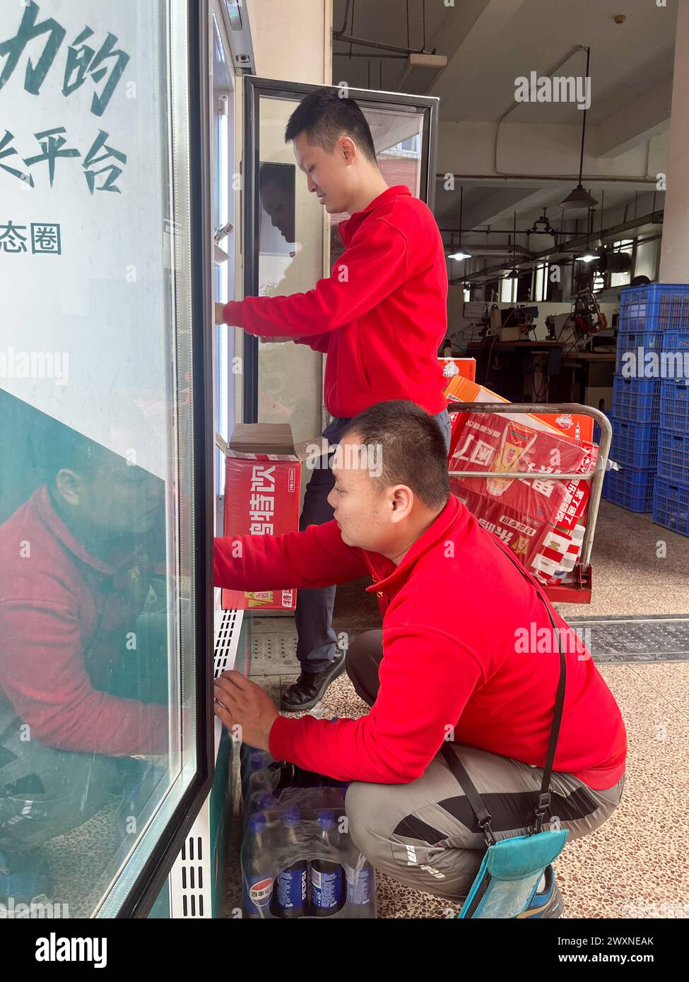 (240401) -- SHENZHEN, April 1, 2024 (Xinhua) -- Autistic youths Huang ...