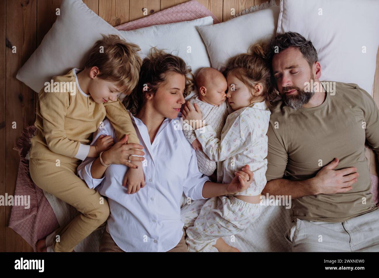 Kids sleeping with parents hi-res stock photography and images - Alamy