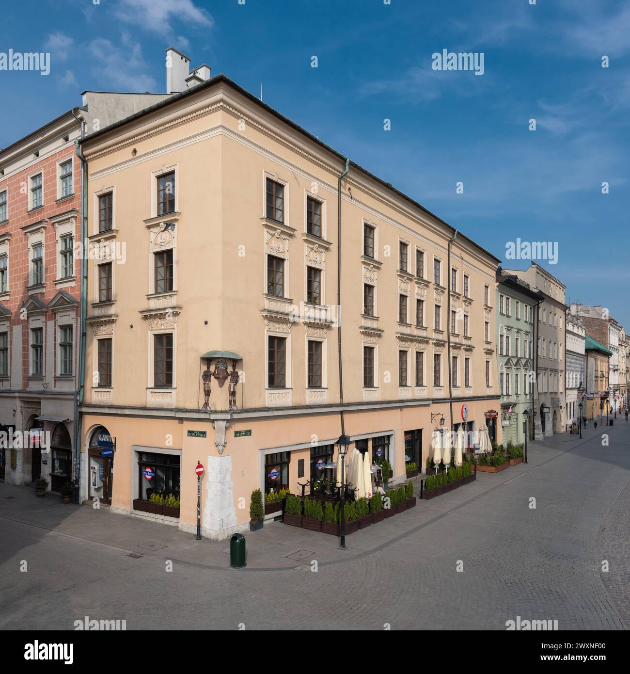 Tenement house pod murzynami hi-res stock photography and images - Alamy