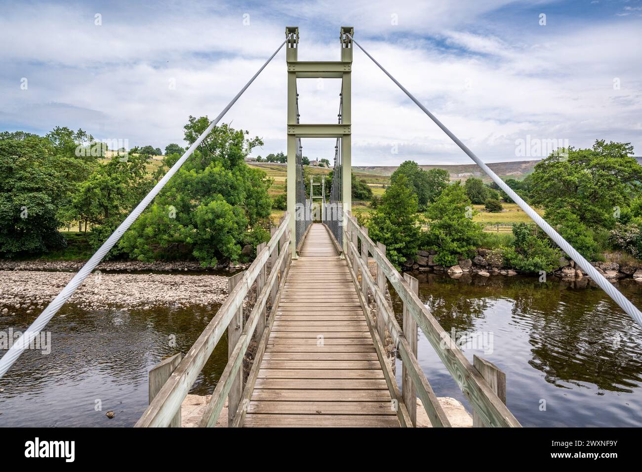 Chain Bridge over the river swale Reeth England Stock Photo - Alamy