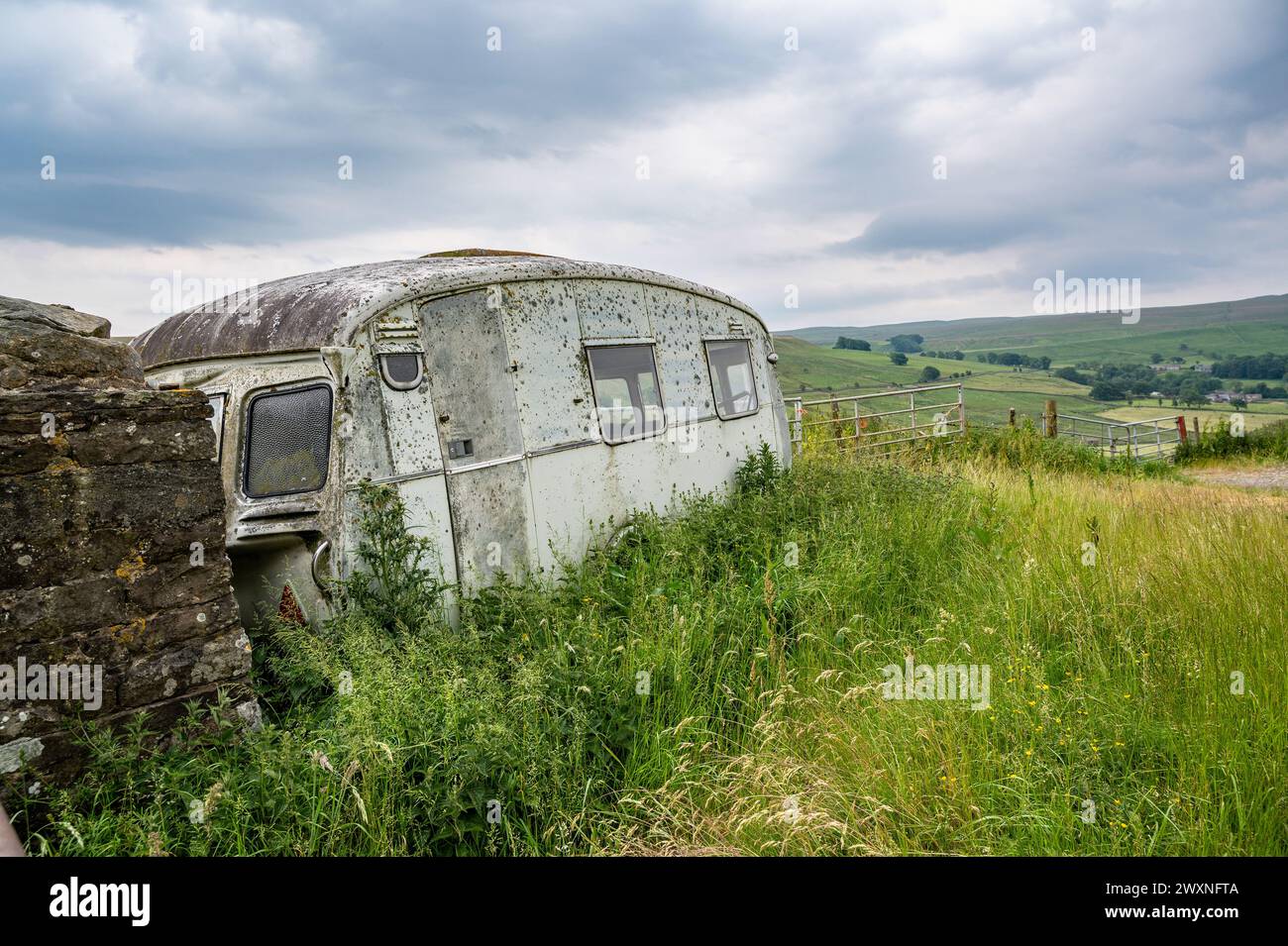 Abandoned mobile home hi-res stock photography and images - Alamy