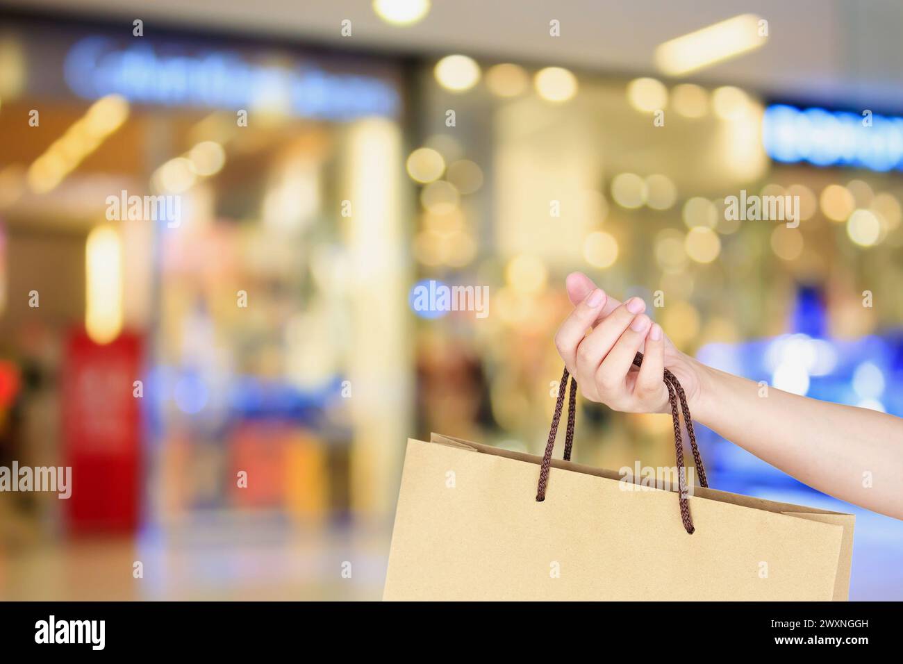 hand hold shopping bag in clothing store Stock Photo - Alamy