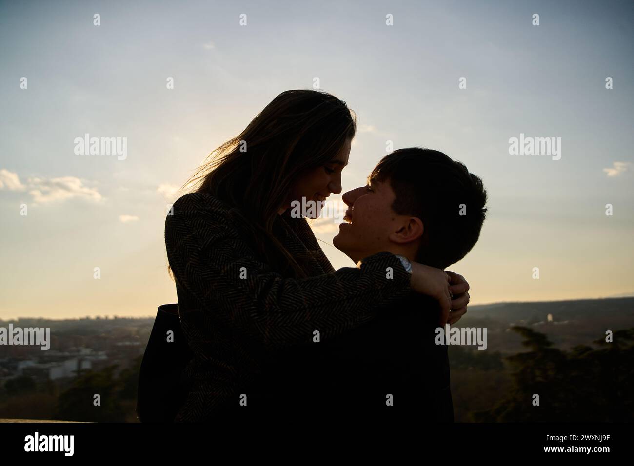 Couple kissing in night light hi-res stock photography and images - Alamy