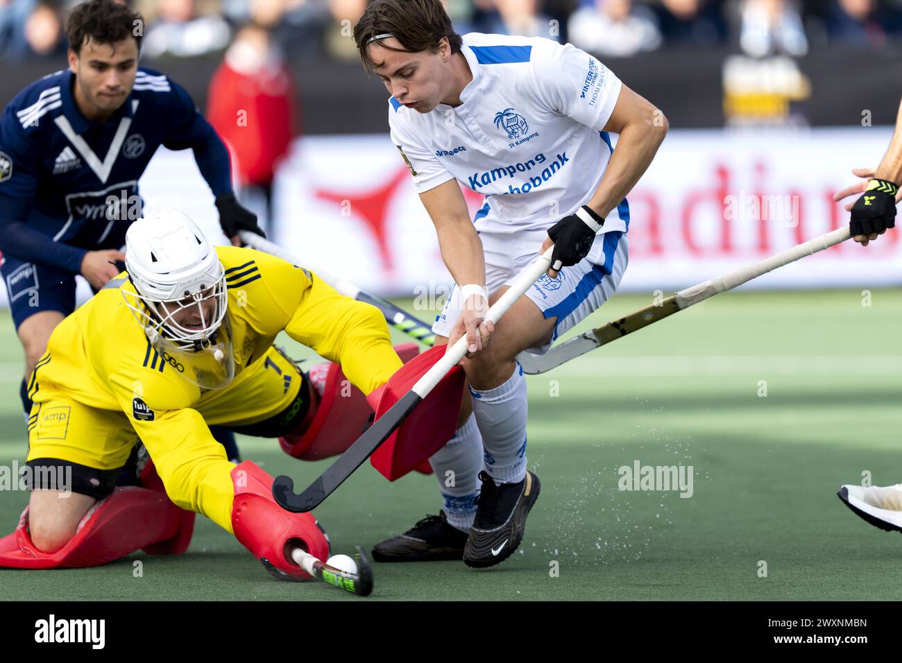 AMSTELVEEN - Hidde Brink (Pinoke) in action against Duca Telgenkamp (SV ...