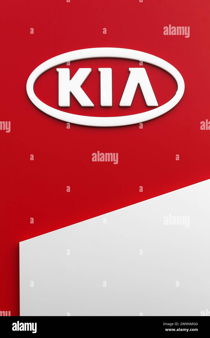 Kia logo a car hi-res stock photography and images - Alamy
