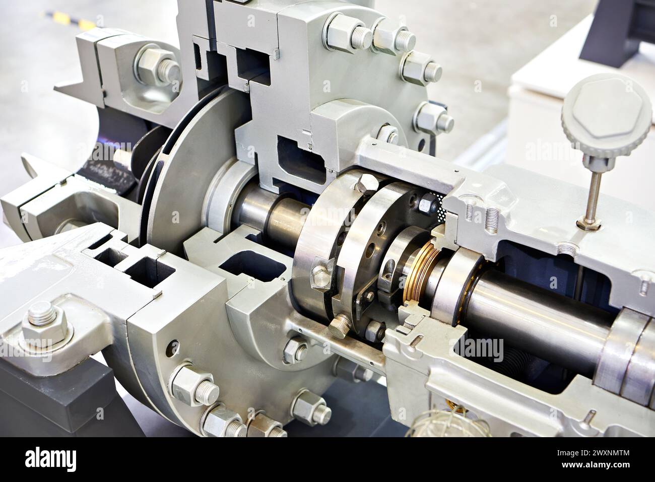 Cantilever single-stage pump with vertical split housing cross section ...