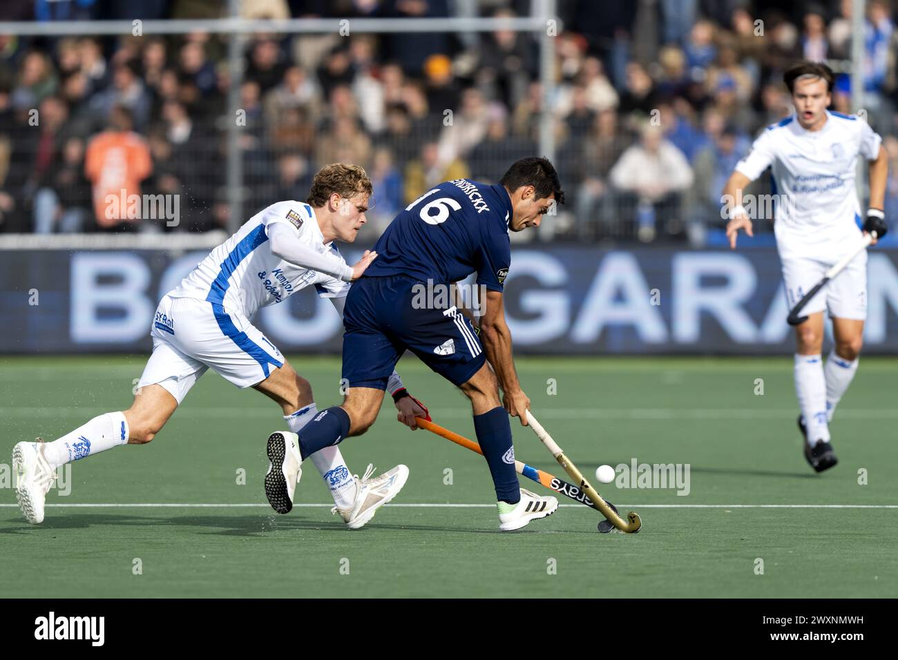 AMSTELVEEN - Alexander Hendrickx (Pinoke) in action against Silas ...