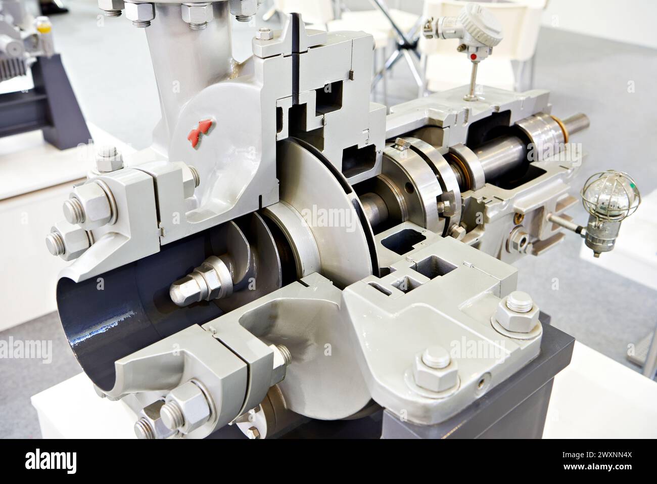 Cantilever single-stage pump with vertical split housing cross section ...