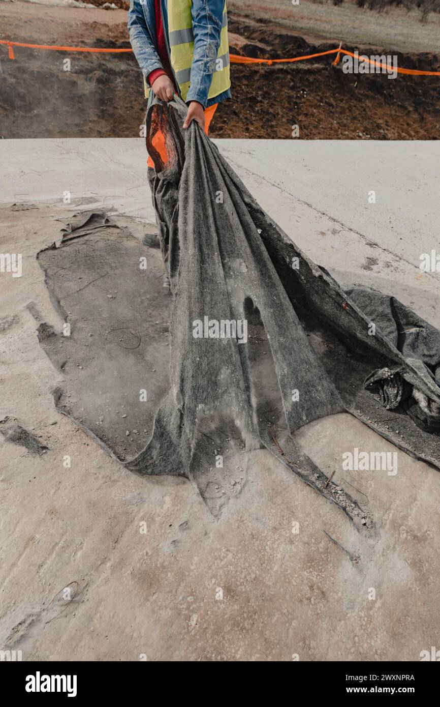 Workers labor on rooftop hi-res stock photography and images - Alamy