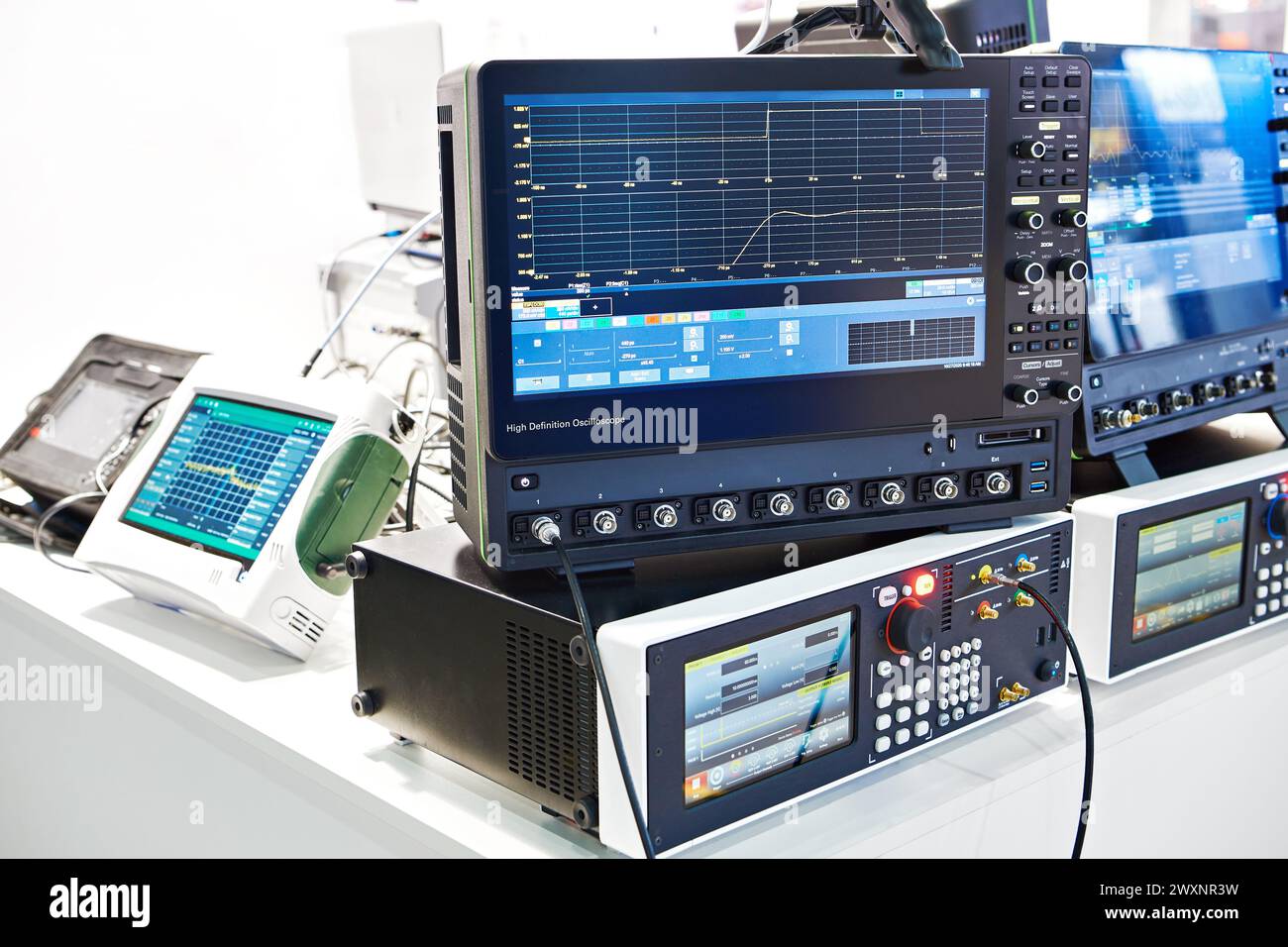 High-resolution digital oscilloscope and pulse generator electronic ...