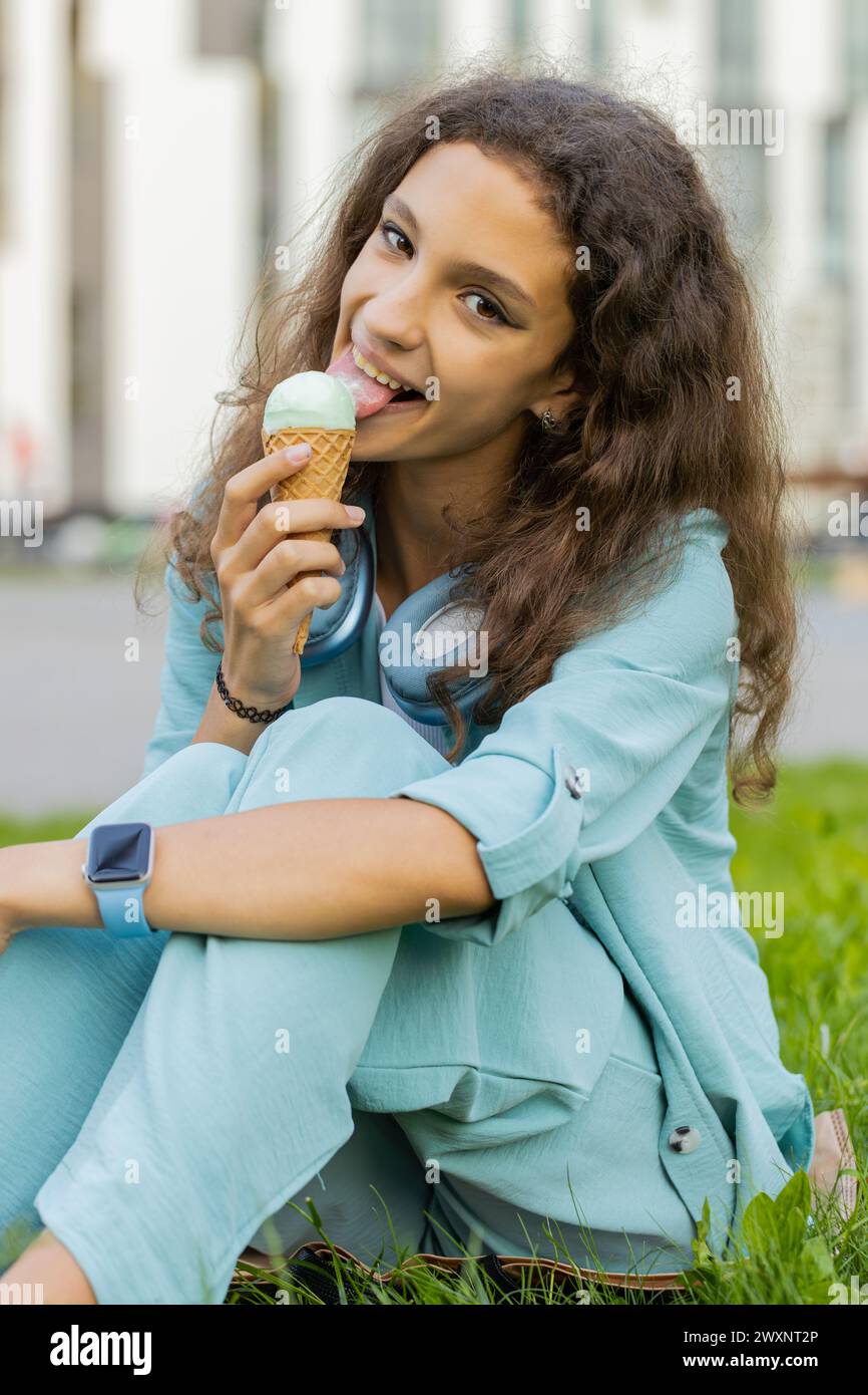Tween eating ice cream hi-res stock photography and images - Alamy