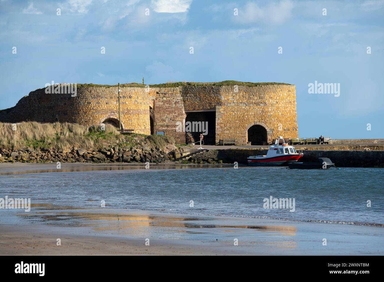Beadnell harbor hi-res stock photography and images - Alamy