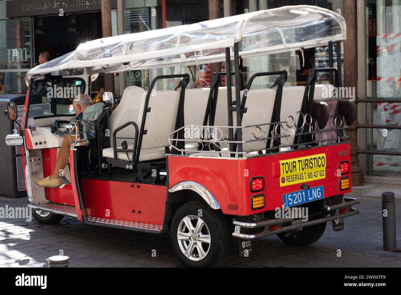 People tourists guide driver hi-res stock photography and images - Alamy