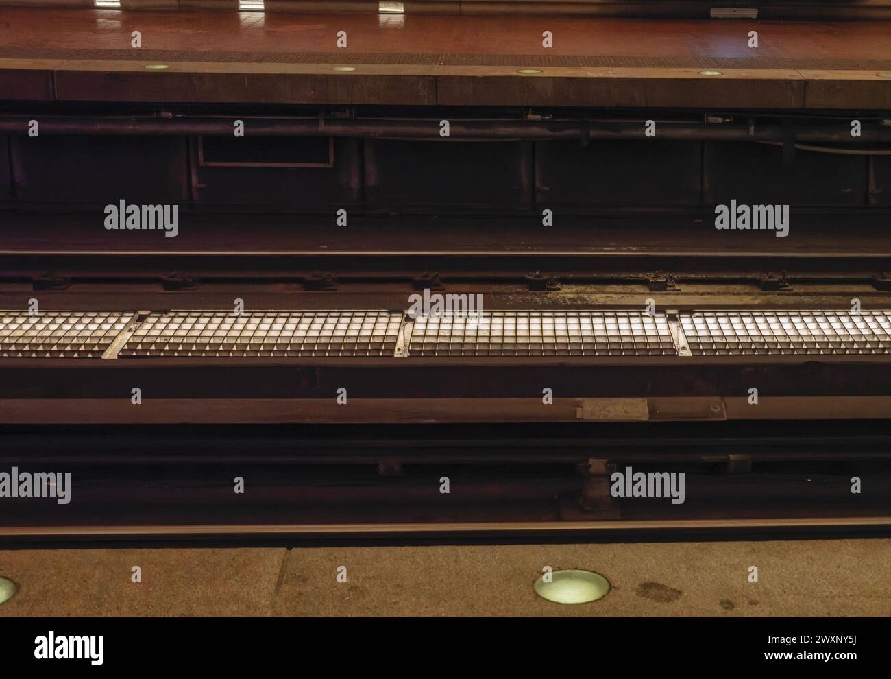 Underground platform lighting hi-res stock photography and images - Alamy