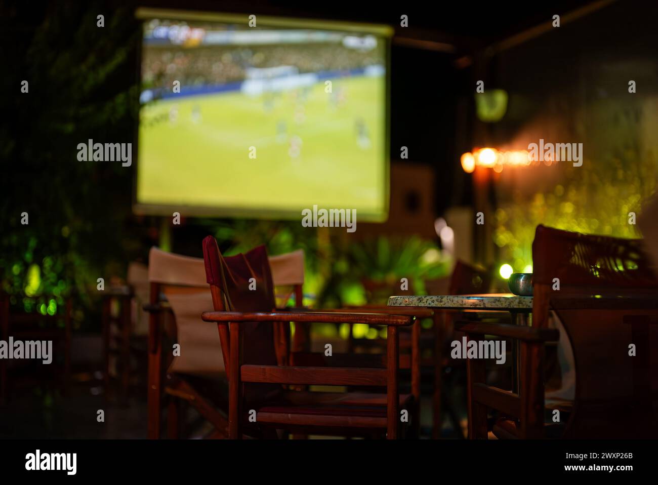 Sports bar tv screen hi-res stock photography and images - Alamy