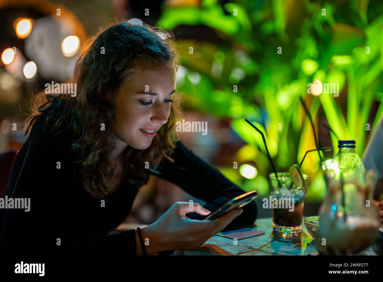 Girl holding phone nightclub hi-res stock photography and images - Alamy