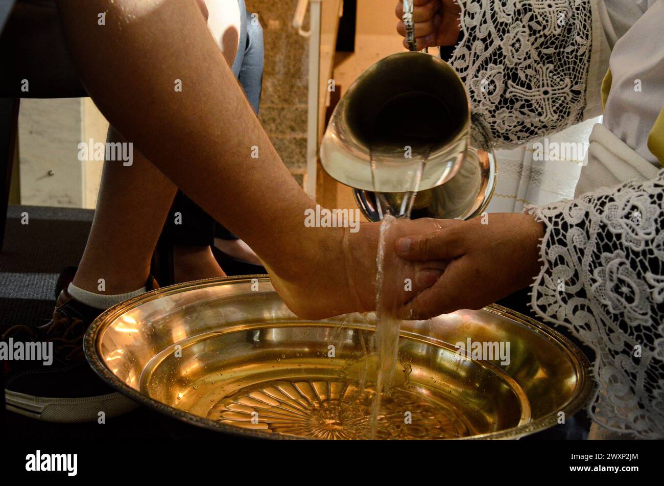 Foot washing christian hi-res stock photography and images - Alamy