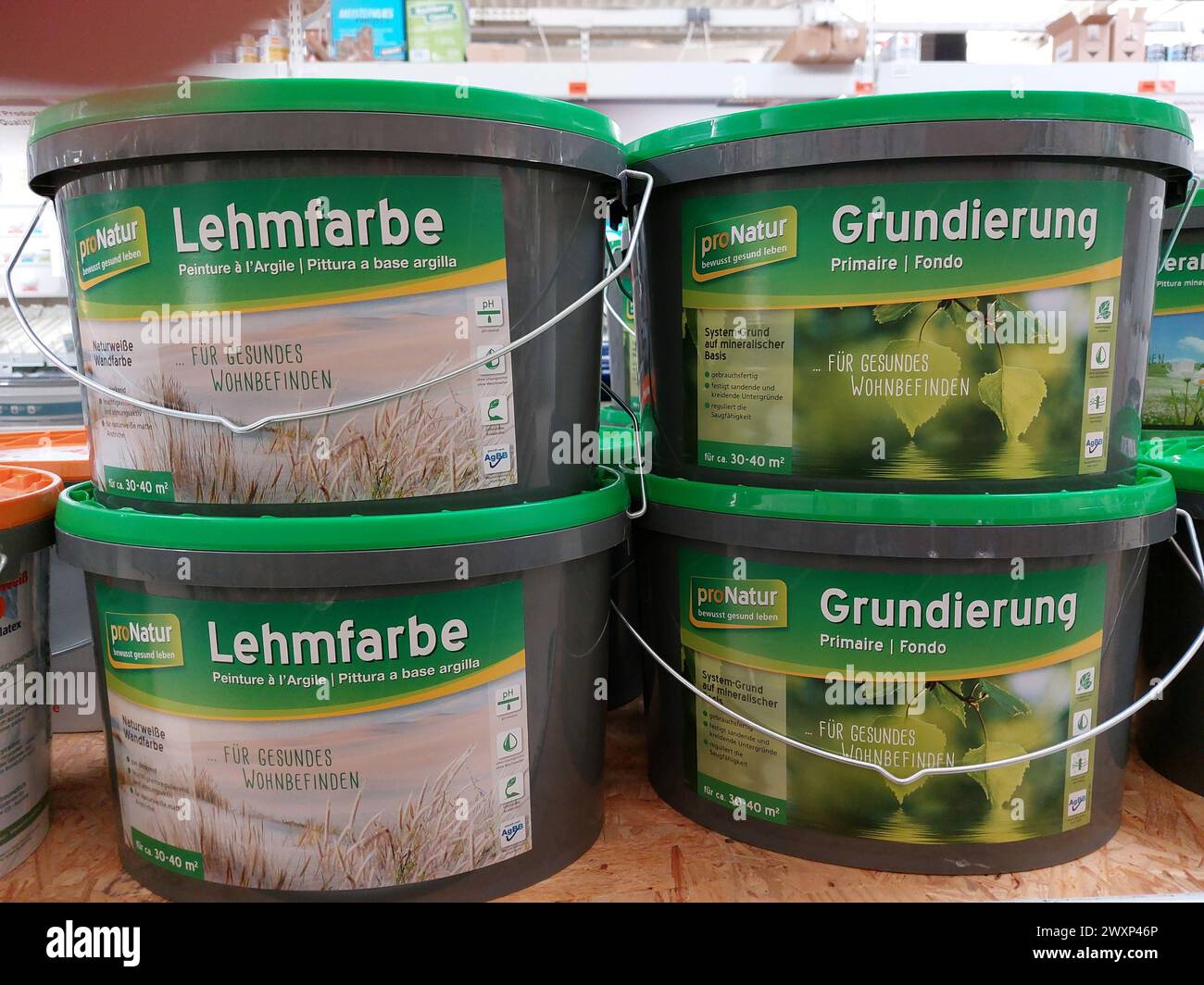 Paint hardware store shelf hi-res stock photography and images - Alamy
