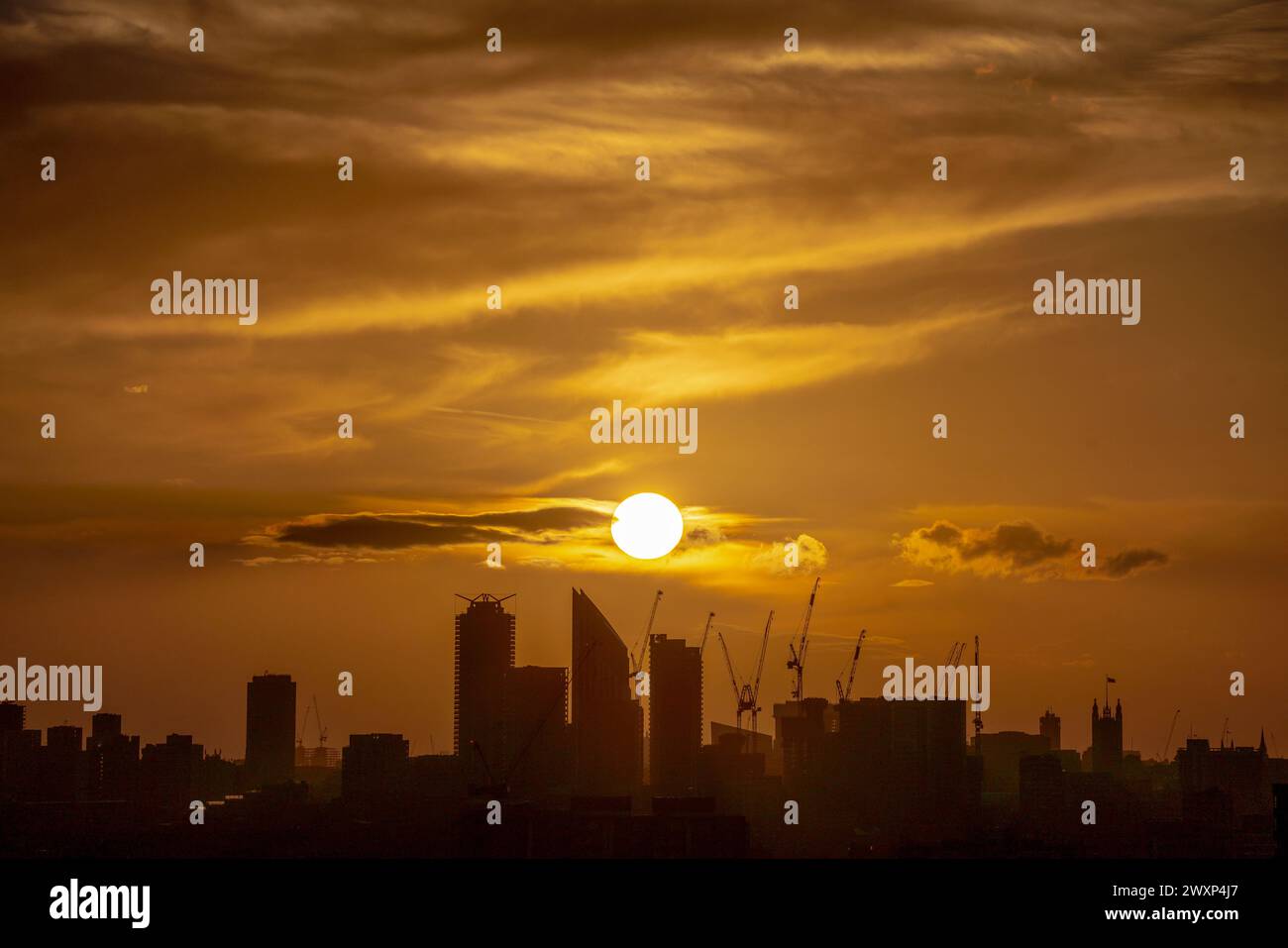 London, UK. 1st April, 2024. UK Weather: Dramatic evening sun sets over ...