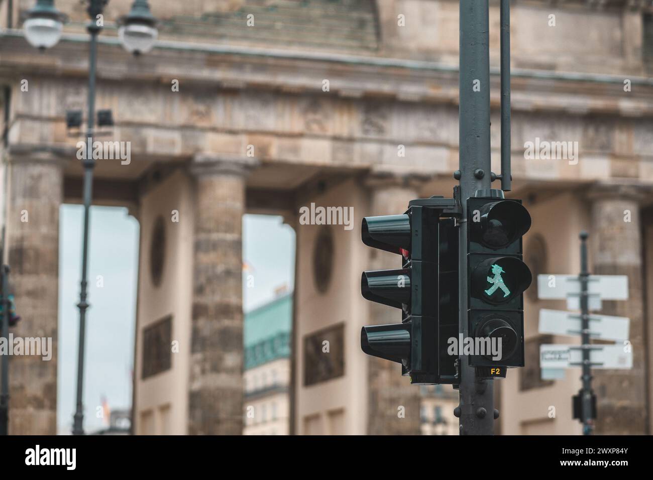 Berlin pedestrian green traffic light hi-res stock photography and ...