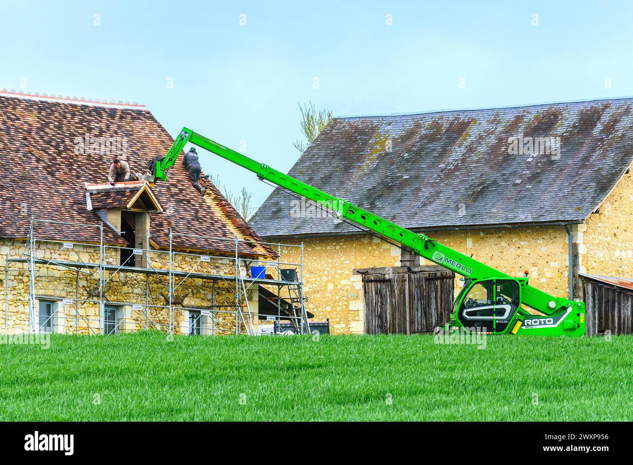 Country farmhouse roof renovation with Tubesca Comabi scaffolding and ...