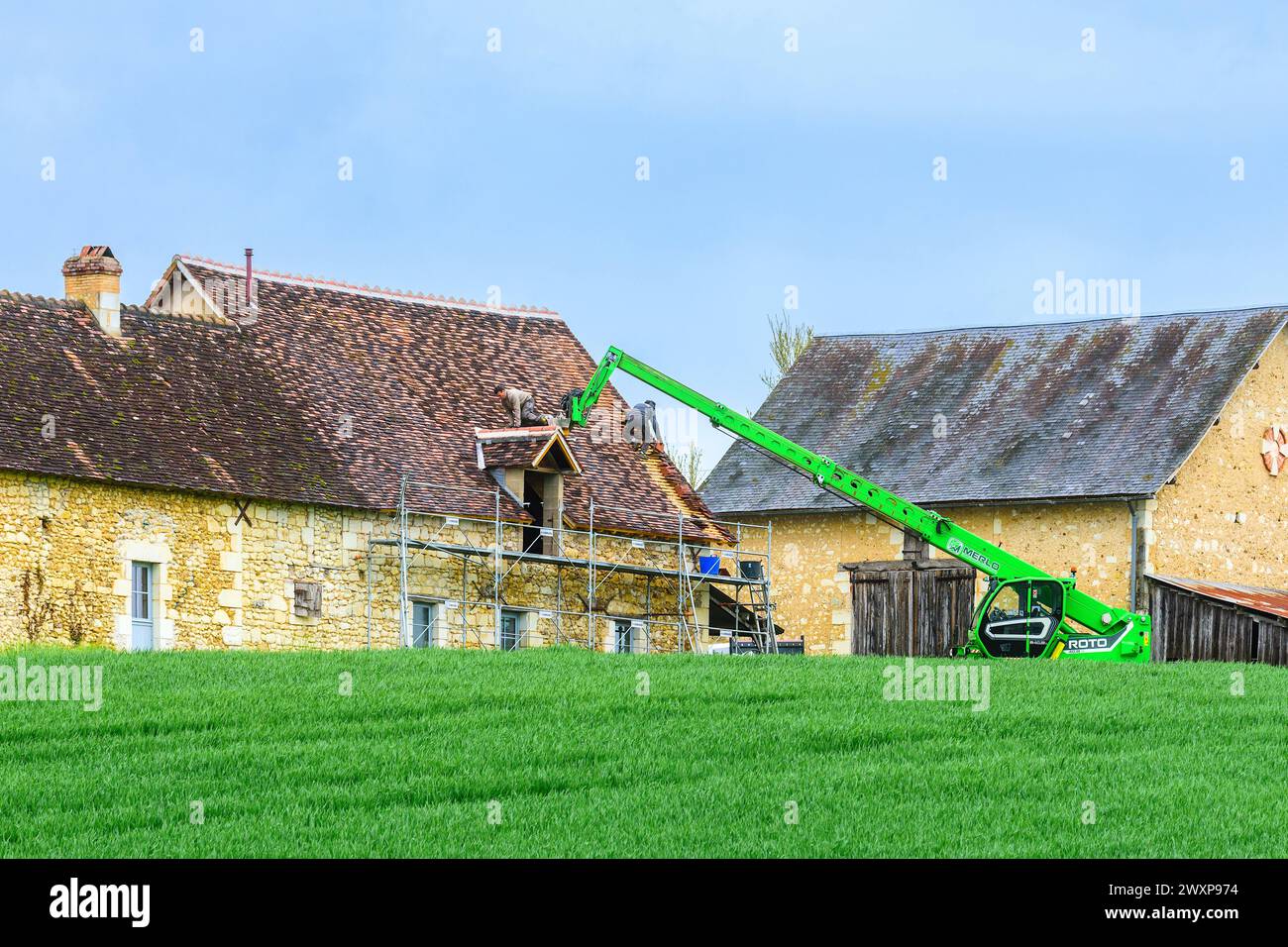 Country farmhouse roof renovation with Tubesca Comabi scaffolding and ...