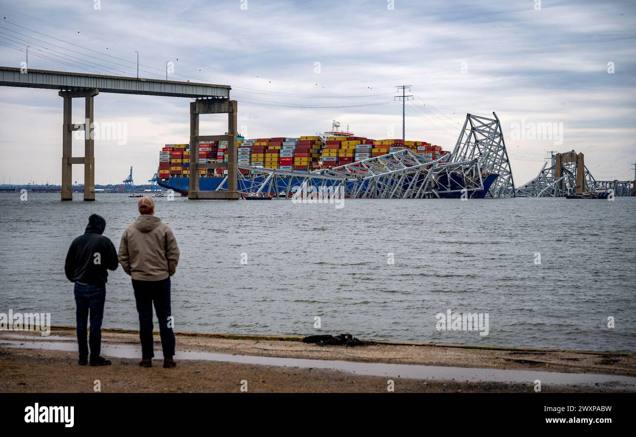 Baltimore, USA. 28th Mar, 2024. Two men at Fort Armistead Park look at ...