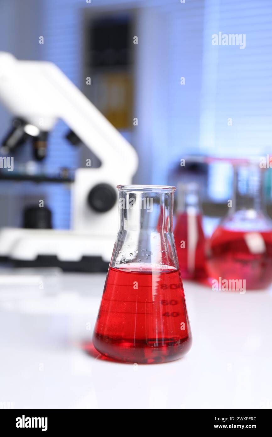 Flask microscope medicine hi-res stock photography and images - Alamy