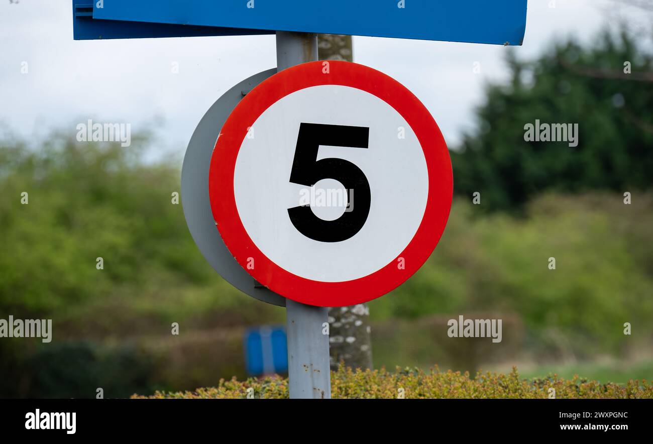 5 mph speed limit sign in town centre Stock Photo - Alamy