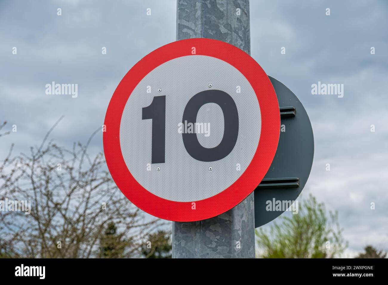 10 mph speed limit sign in town centre Stock Photo - Alamy