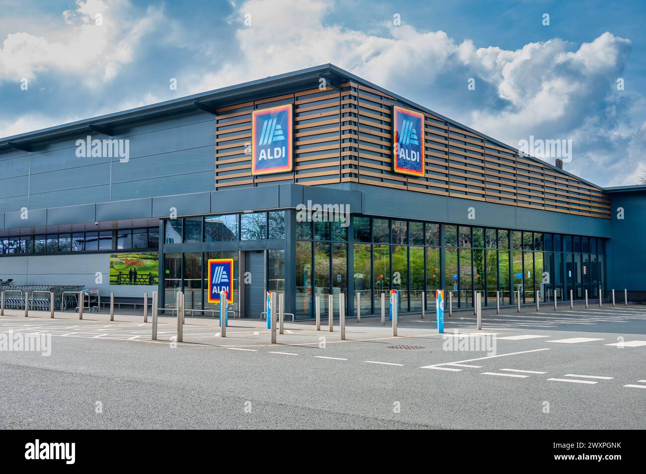 MOLD, UK -MARCH 31 2024: Aldi supermarket shop front with logo Stock ...