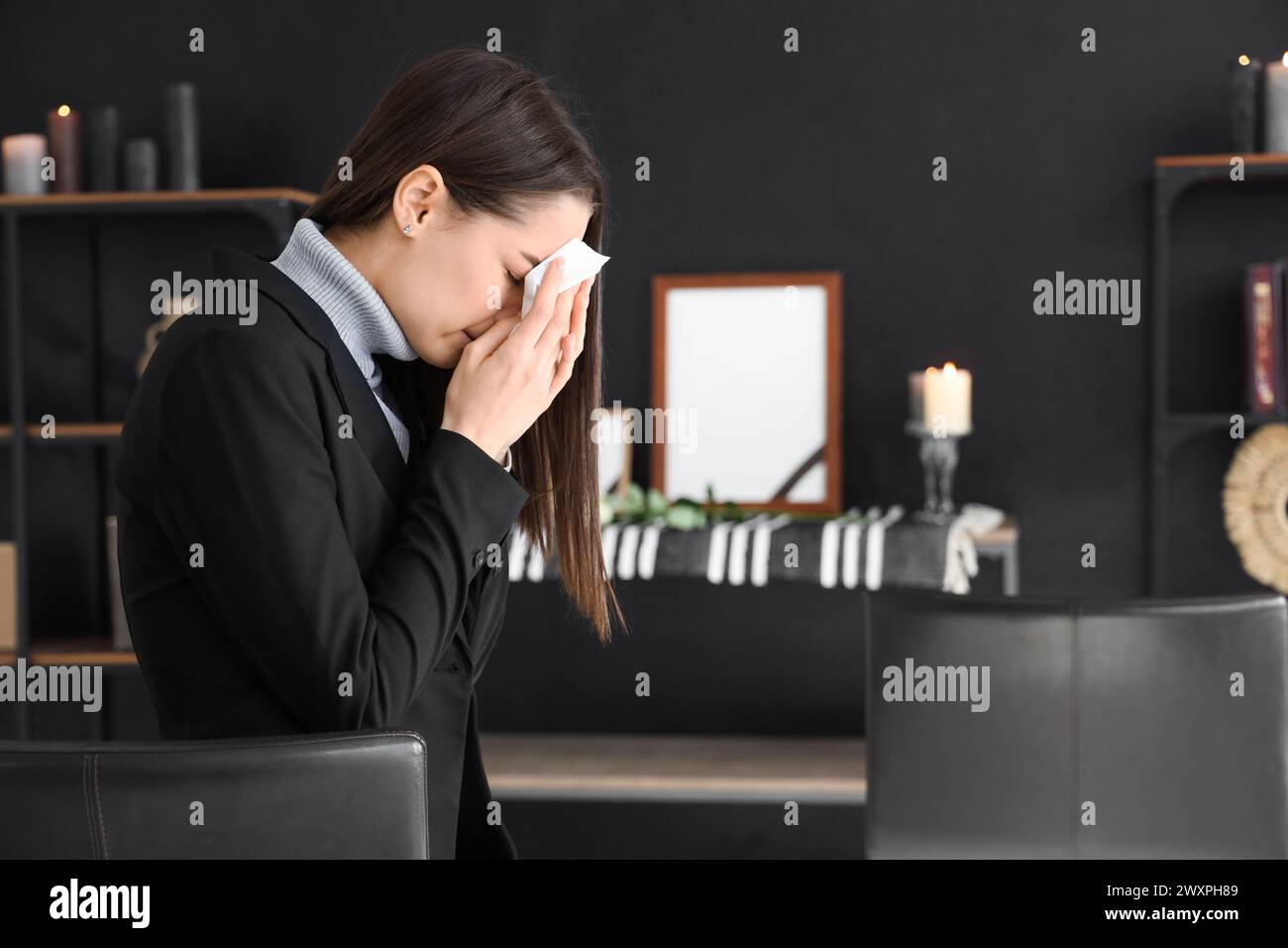 Mourning young woman crying at funeral Stock Photo - Alamy