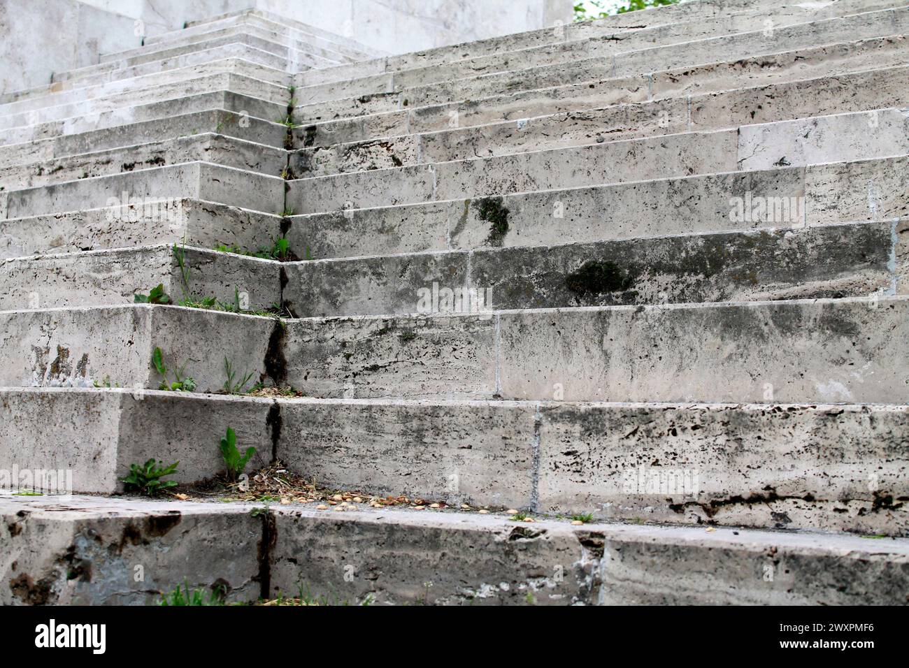 Mossy stone stairs hi-res stock photography and images - Alamy