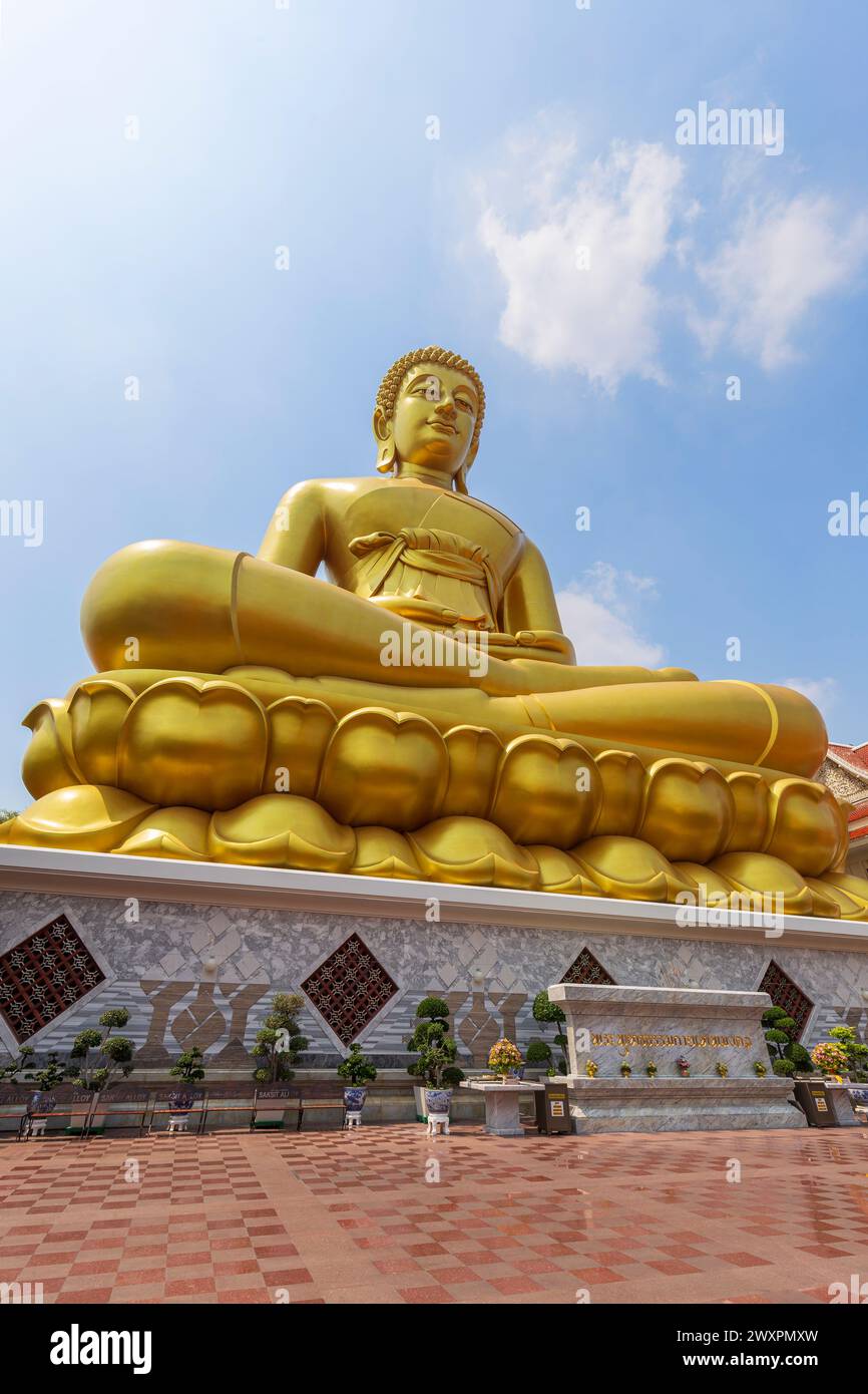 Low angle view of the big, tall and golden Buddha statue at the Wat ...