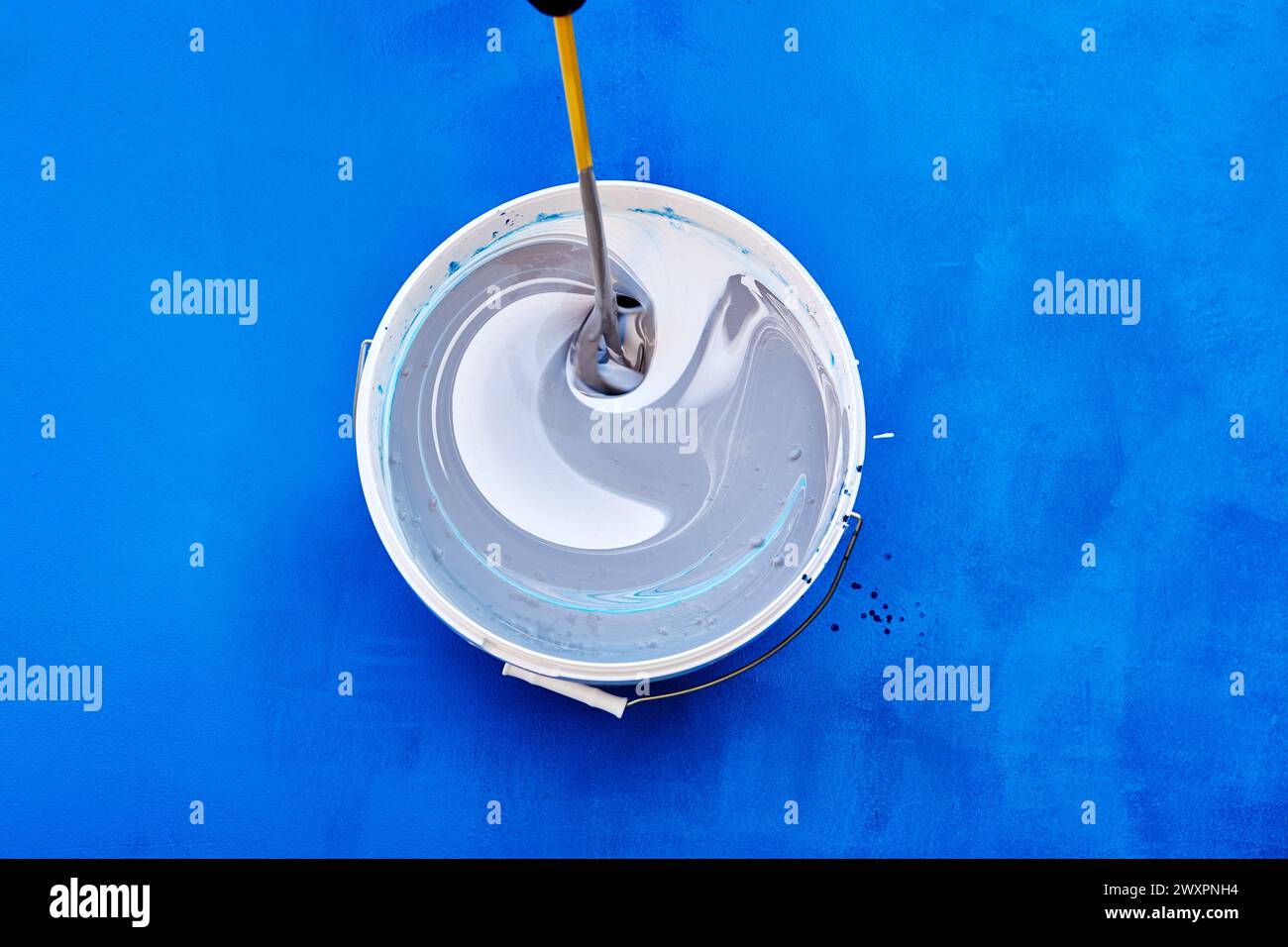 Paint mixer used for mechanically supported stirring and mixing wall ...