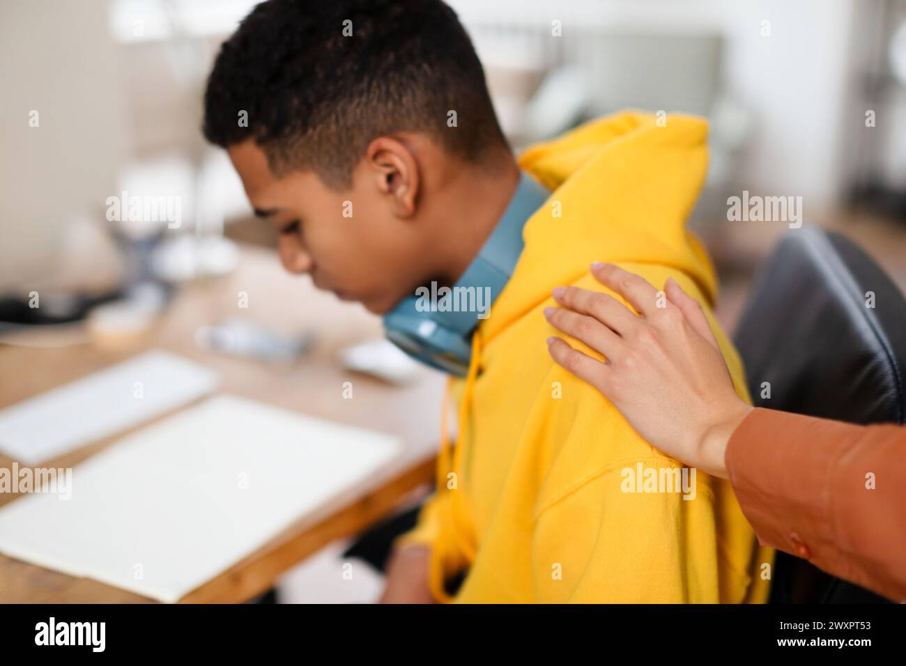 Hand on shoulder support comfort hi-res stock photography and images ...