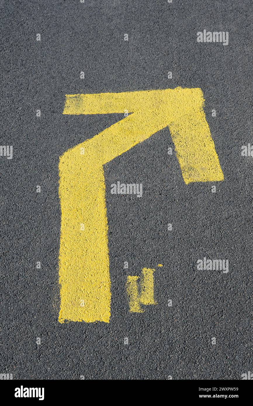 Straight yellow arrow line road hi-res stock photography and images - Alamy