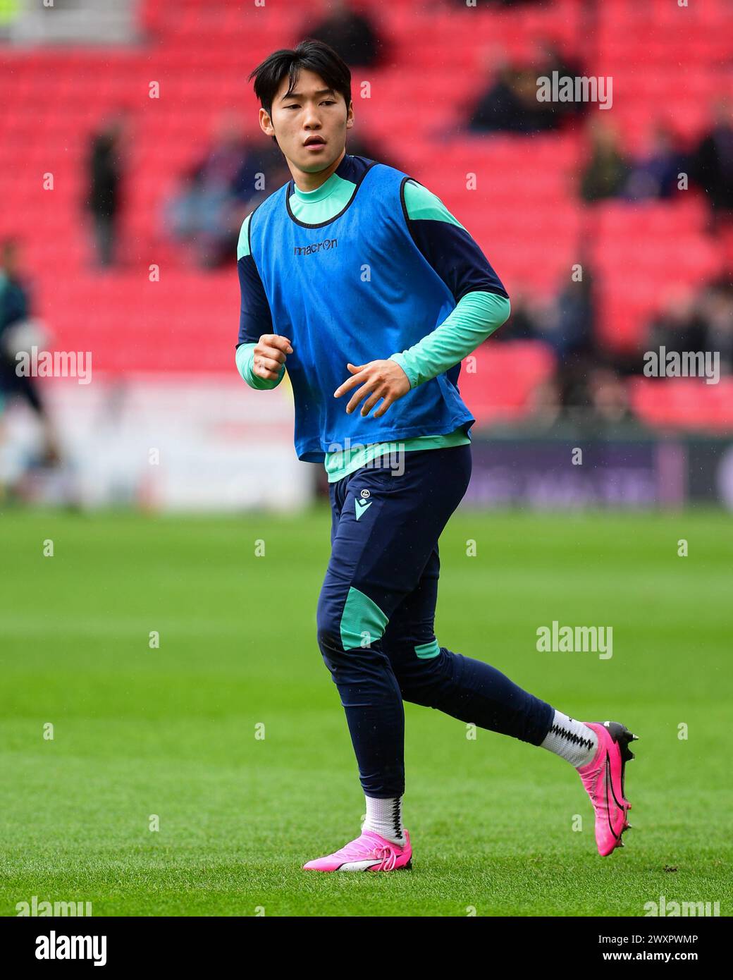 Bae Jun-Ho of Stoke City warms up during the Sky Bet Championship match ...