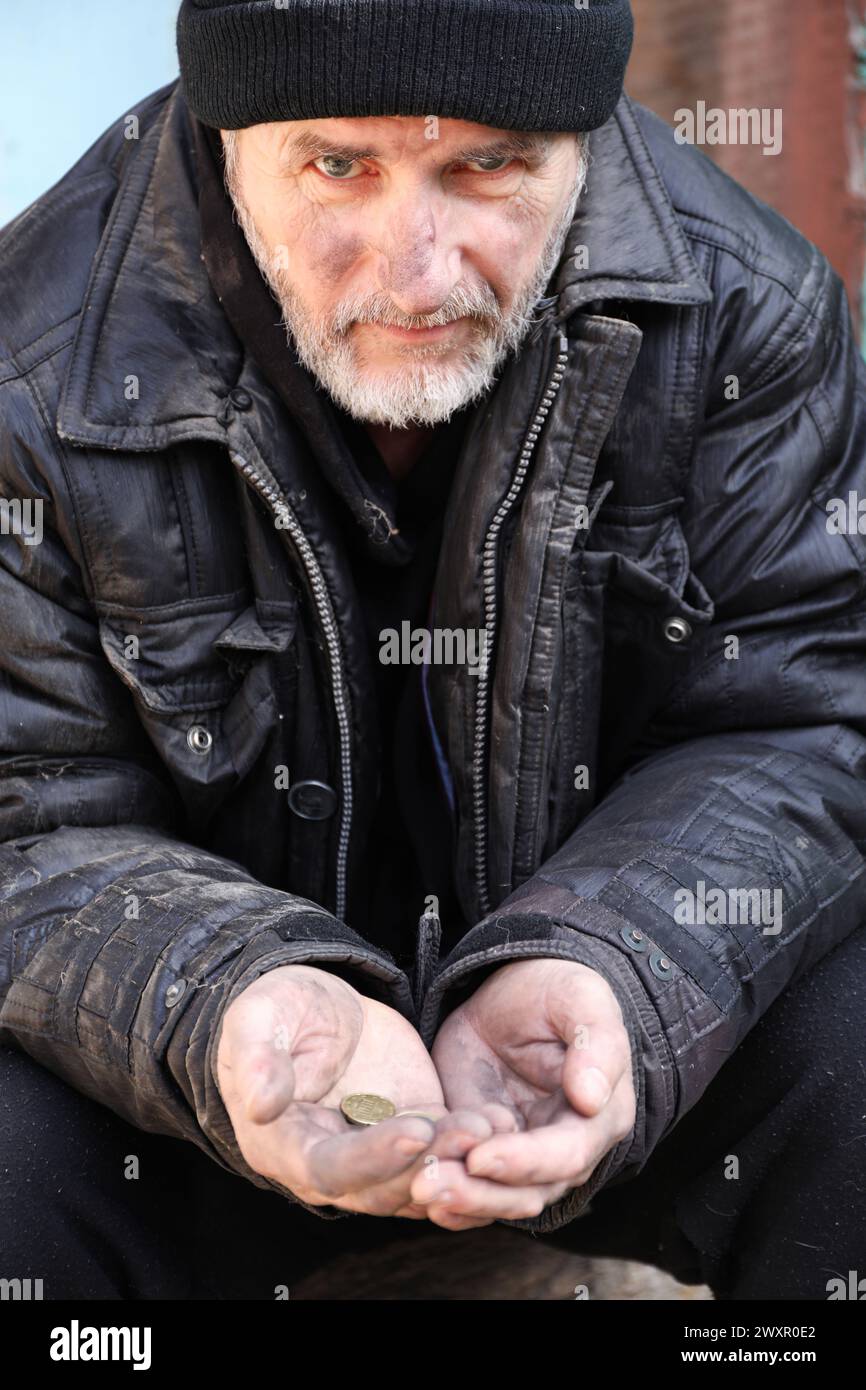 Homeless man counting money hi-res stock photography and images - Alamy